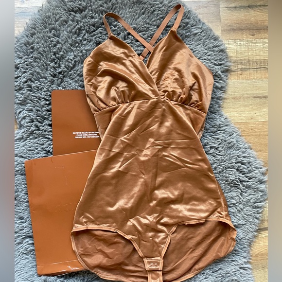 SKIMS | Tops | New Skims M Barely There Bodysuit Brief W Snaps V Neck ...